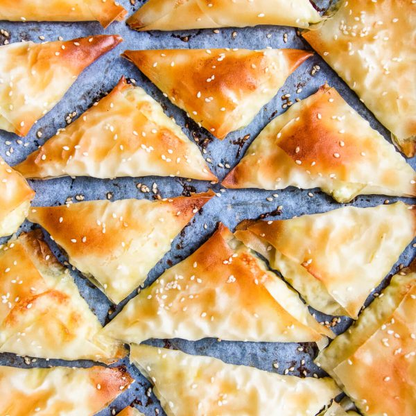 Tiropita - heerlijke Griekse filodeeg broodjes met feta - Food From ...