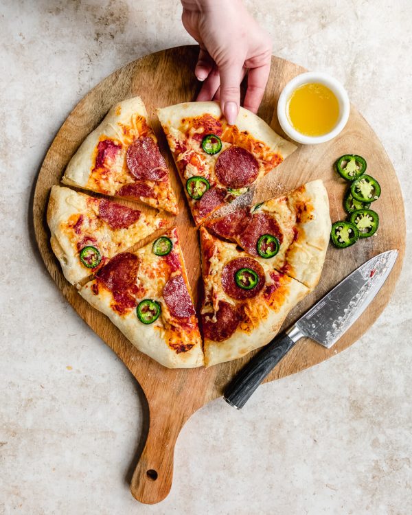 American hot pizza met knoflook boter saus - Food From ClaudNine