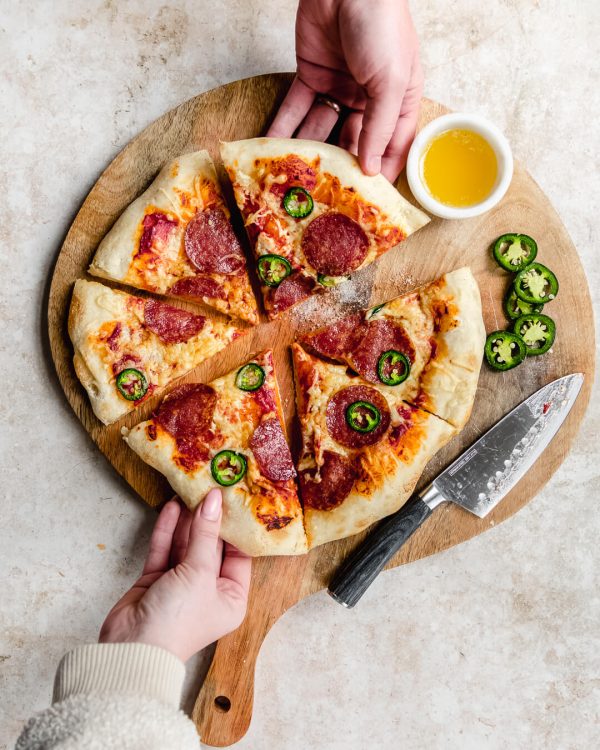 American hot pizza met knoflook boter saus - Food From ClaudNine