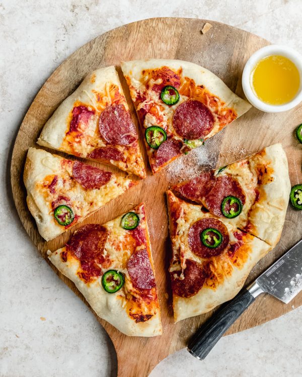 American hot pizza met knoflook boter saus - Food From ClaudNine