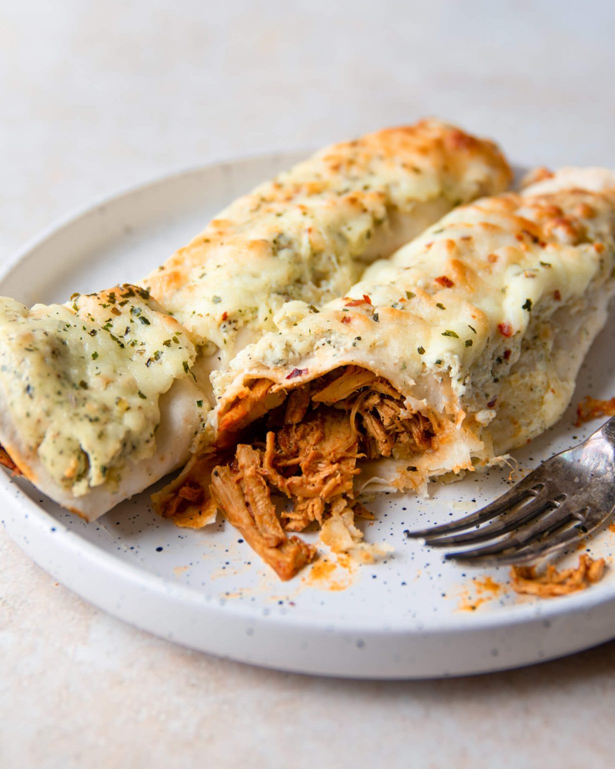 Enchilada’s met pulled chicken en crème fraîche - Food From ClaudNine