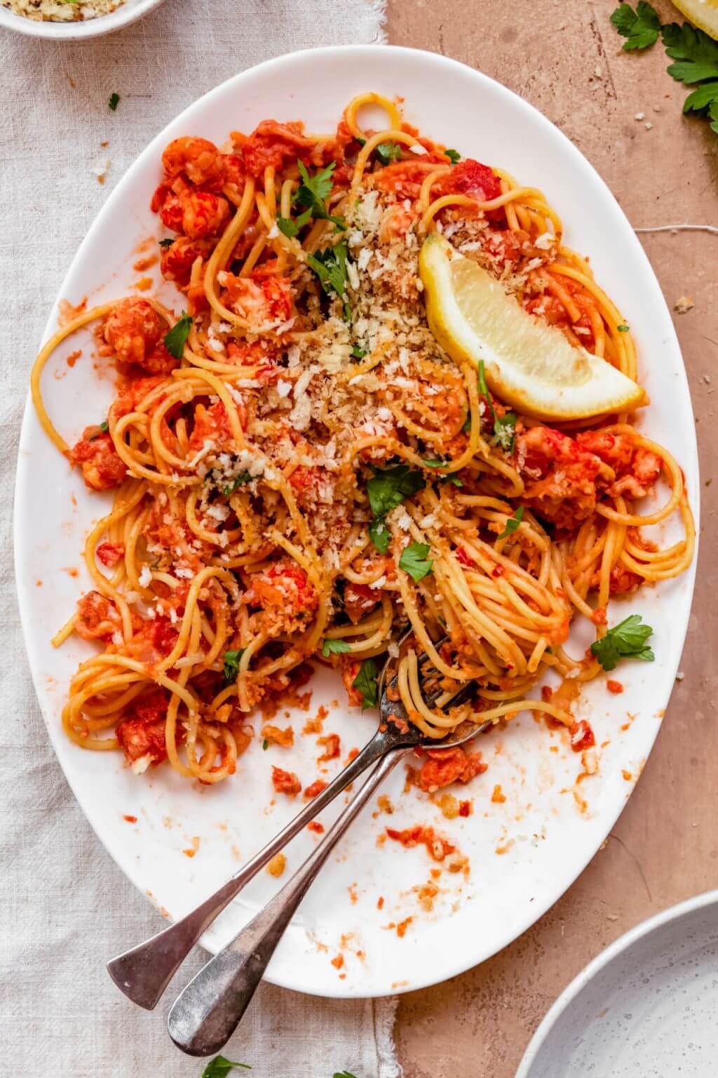 Spaghetti met rivierkreeft en een broodkruim topping - Food From ClaudNine