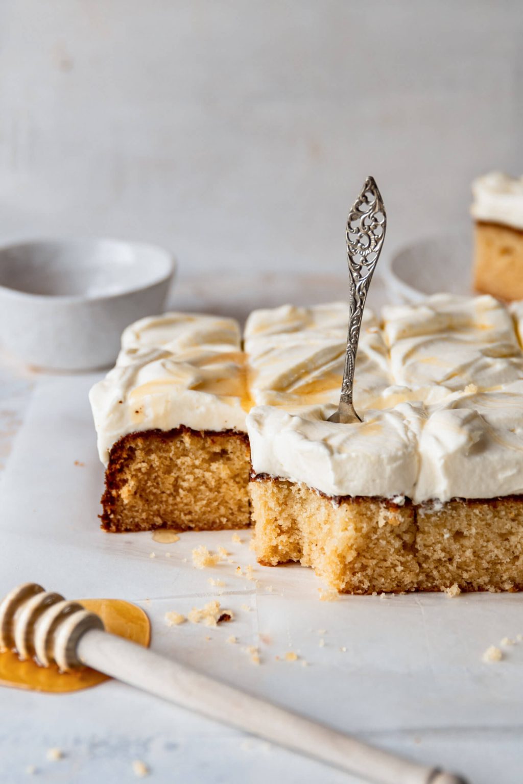 Honing cake met creme fraiche frosting - Food From ClaudNine
