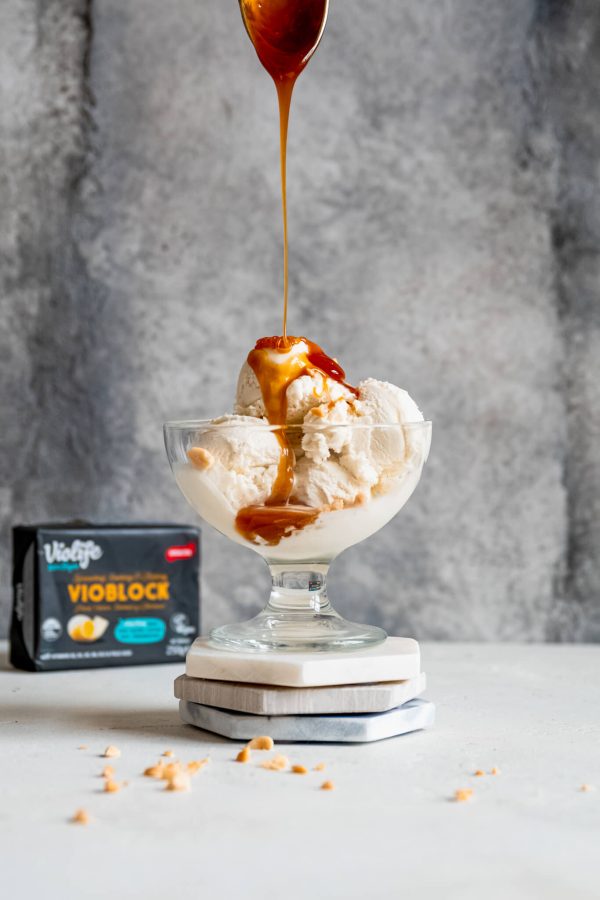 Vegan sundae met karamelsaus - Food From ClaudNine