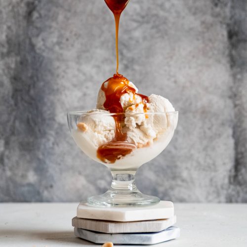 Vegan sundae met karamelsaus - Food From ClaudNine